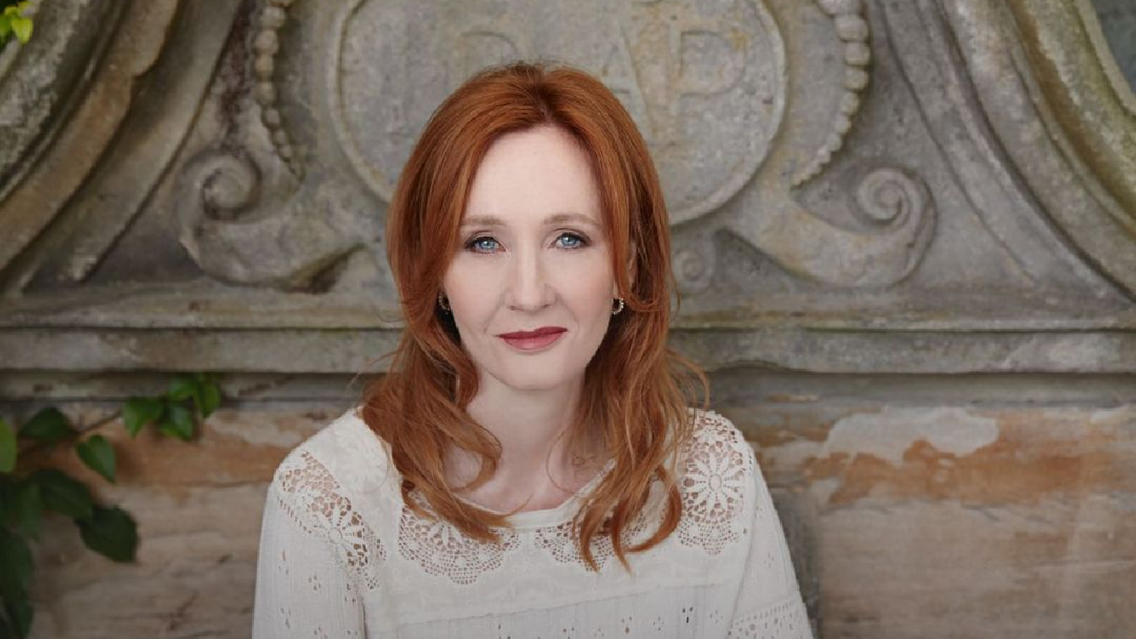 J K Rowling Criadora De Harry Potter Lança Livro Com Personagem